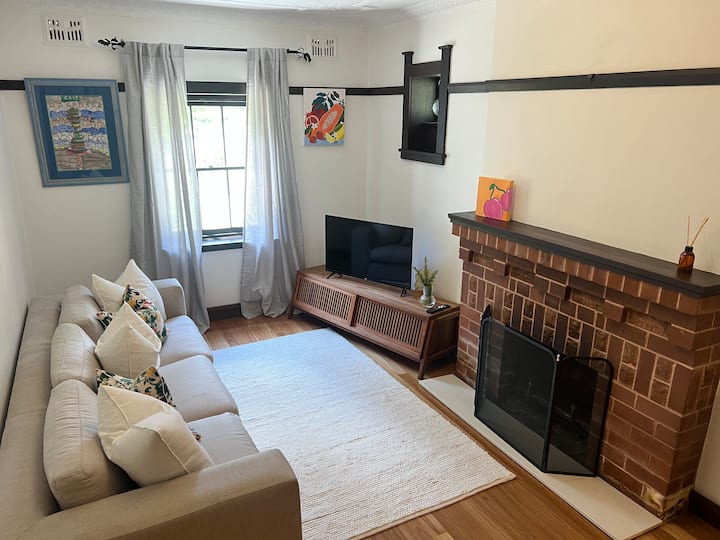 Quiet Heritage Cottage With Golf Course Views - Hornsby