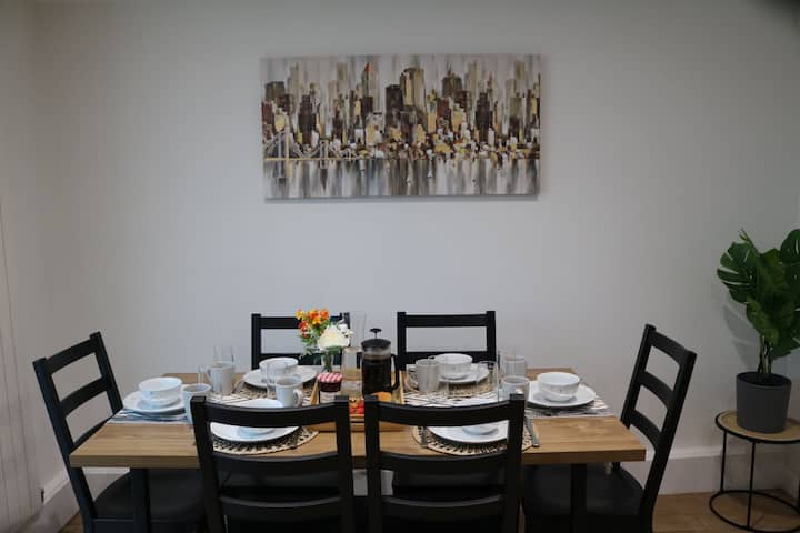 Elegant Room In A Stylish House - Milton Keynes