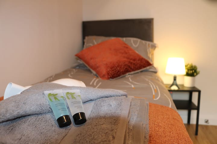 Charming Room In Stylish House - Milton Keynes