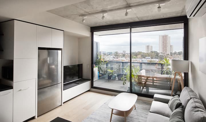Slate Splendour—style Meets Comfort On Bridge Road - Richmond
