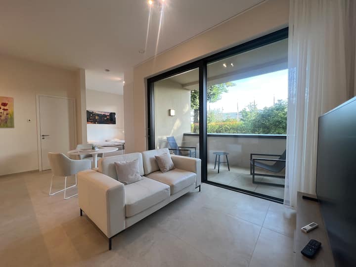 Bright Luxury Studio With Private Parking - Diekirch