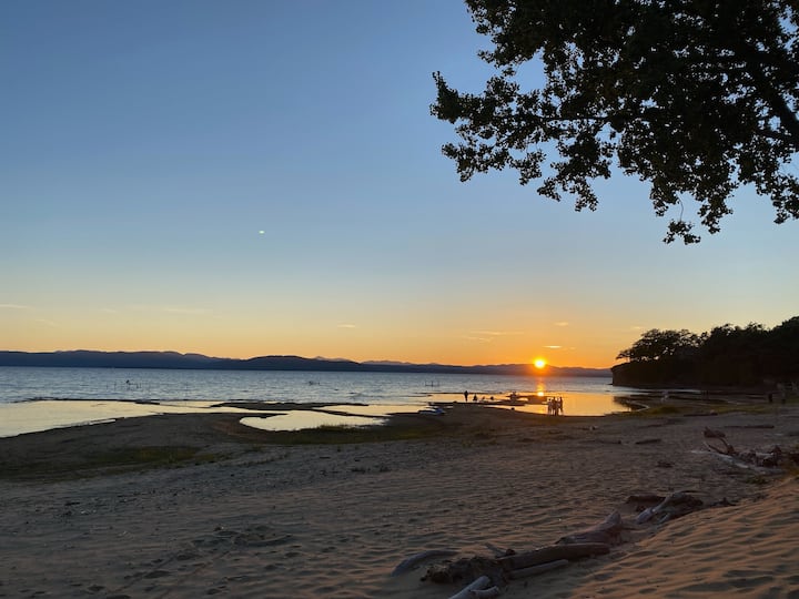 Idyllic Family-friendly Lake Cottage • Sandy Shore - Burlington, VT
