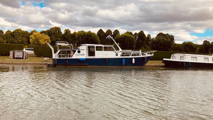 L'amazone - Bateau à Quai, Canal De Bourgogne - Yonne