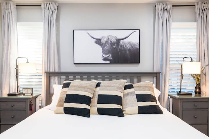 Lux Longhorn Lodge - Georgetown, TX