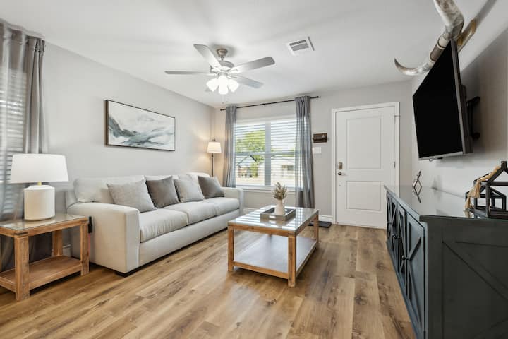 Luxe Longhorn Inn - Georgetown, TX