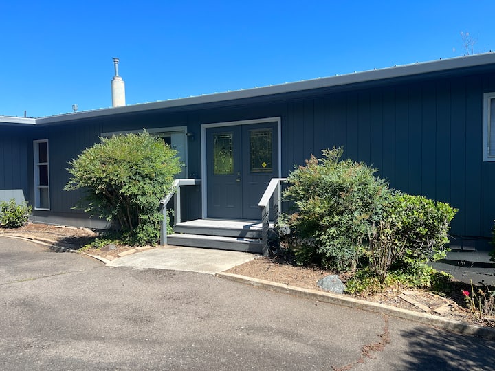 Juanipero Heights - Medford, OR