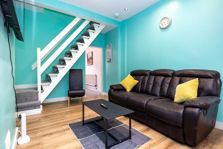 2bd Mid Terrace Close To Station - Stoke-on-Trent