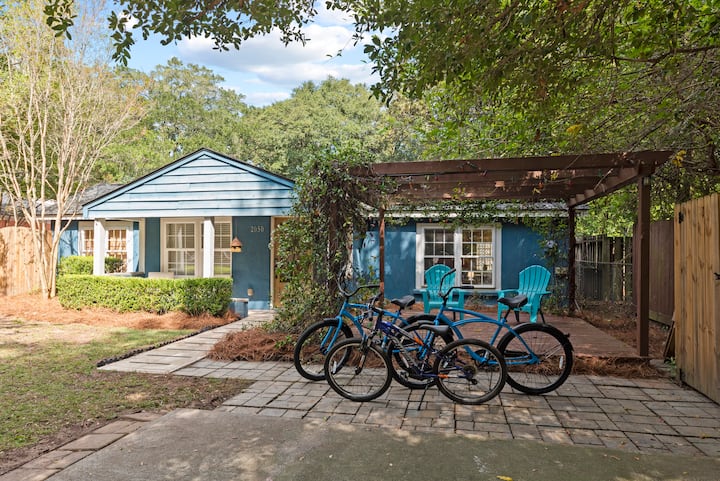 Beach Blue Bungalow: Bikes, Dogs And Family - Charleston, SC