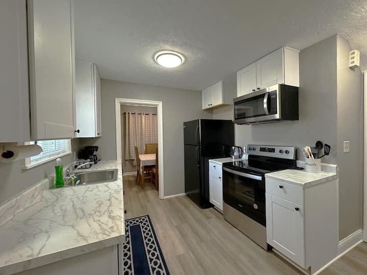 Guest House Queen Br + Bonus Room, Full Kitchen Wd - Salem, OR