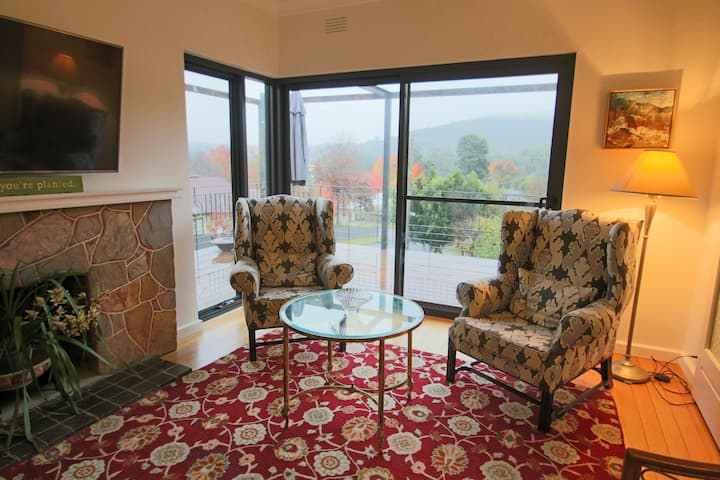 Queen On Randle - Albury