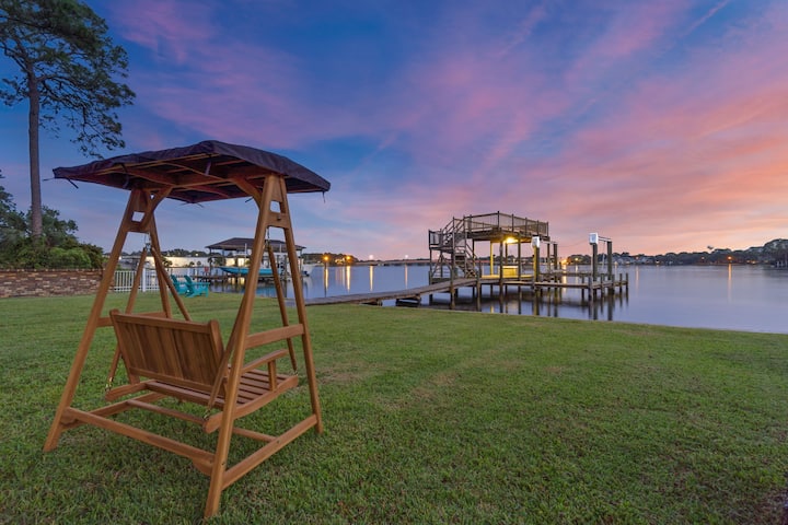 Beautiful Bay Front Home With Hot Tub! Sleeps 18+ - Okaloosa Island, FL