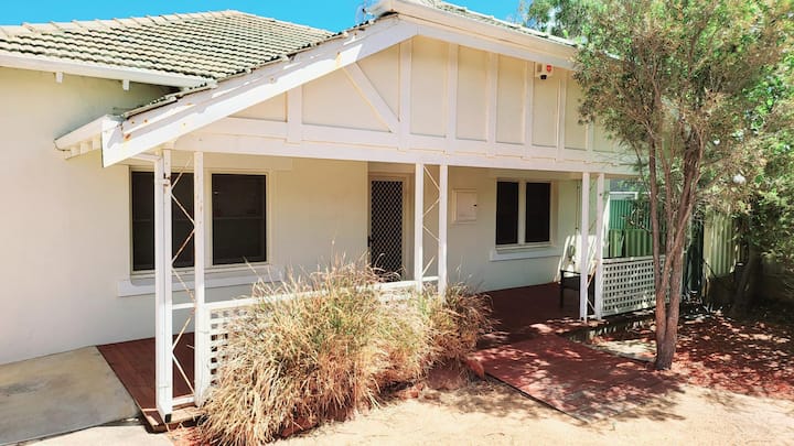 Central To Town - Vintage And Cosy Entire Home - Geraldton