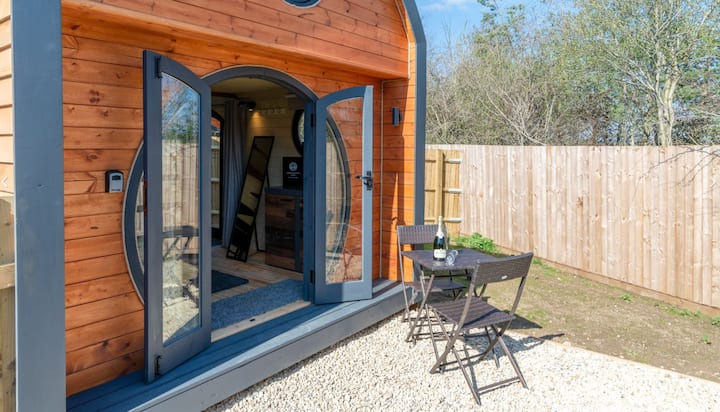 Treehouse Style Cotswolds Cabin, Sleeps 4 + Dogs! - Winchcombe