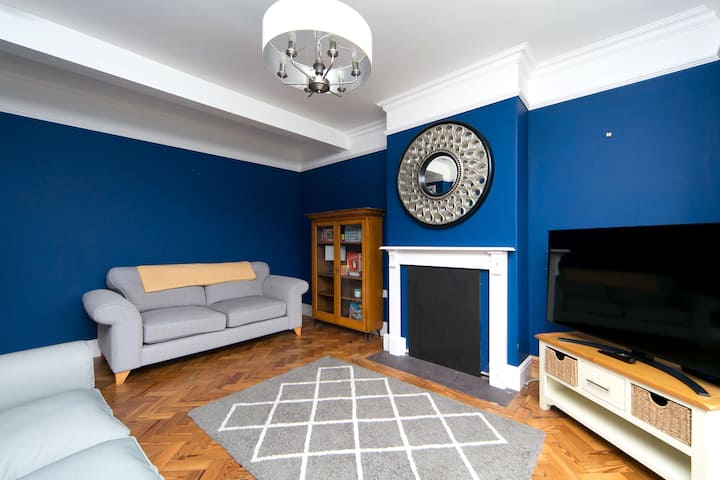 Large Modern Home In Bangor - Beaumaris