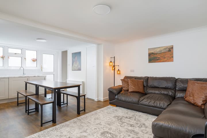 Spacious, Stylish & Central - Brighton Marina
