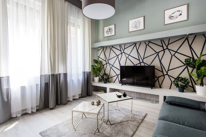 Elegant Duplex Near City Greenery - Budapest