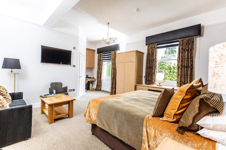 Hillview Suite - Large Bedroom With En Suite - Cheltenham