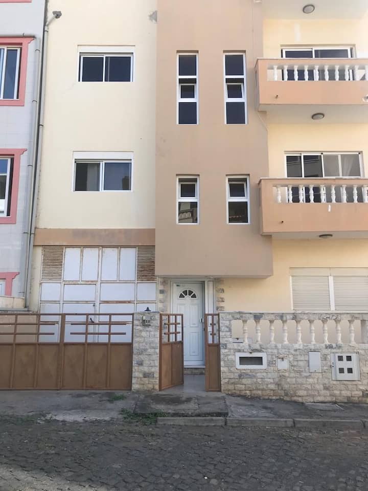 Apartamento Amplo Com 2 Quartos De Casal - Praia