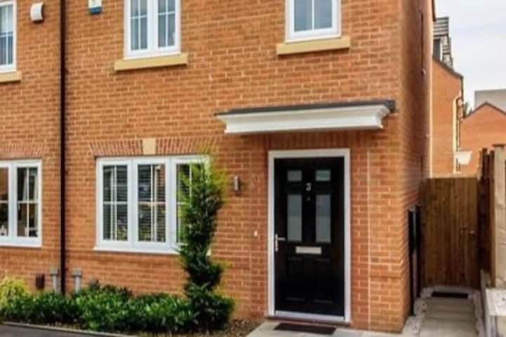 Modern 3 Bedroom Townhouse Near Barnsley Town - Barnsley