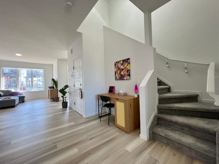 Groovy Retro:2bdr W/study Loft, Office, Gym Room - Edmonton