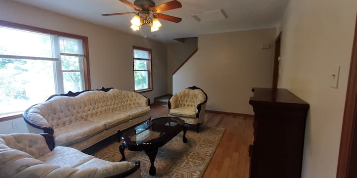 Townhouse 3br/1.5ba Near Umass Memorial Hospital - Lake Quinsigamond, MA