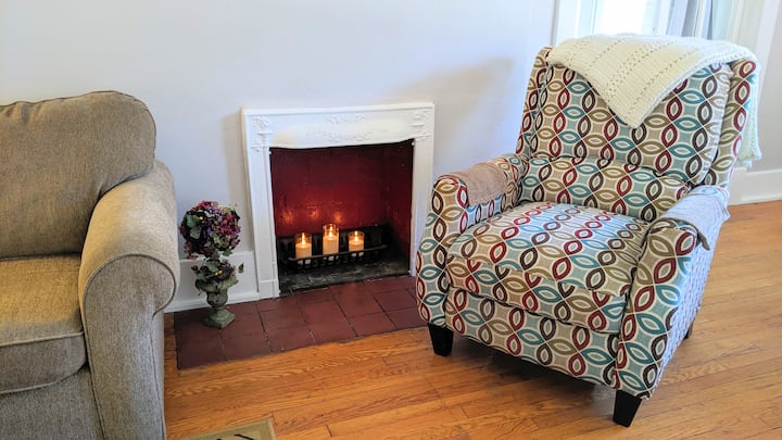 Charming Centrally Located Vintage 2bd Apt - Davenport, IA
