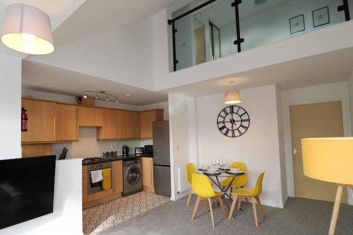 Two Bedroom Peaceful Penthouse - Private Parking - Coventry