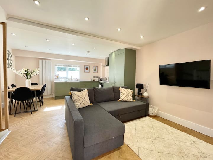 Beautiful Home With Parking & Ping Pong Table! - Brístol