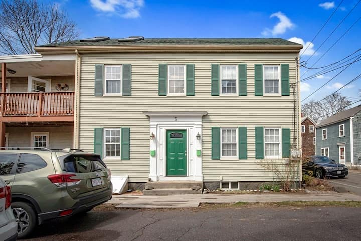 Cute & Festive 1-bed Near Downtown (With Parking!) - Salem, MA