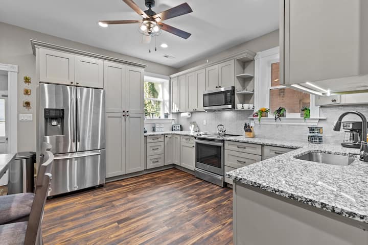 Downtown Modern Getaway (W/ Balcony + Grill) - St. Louis, MO