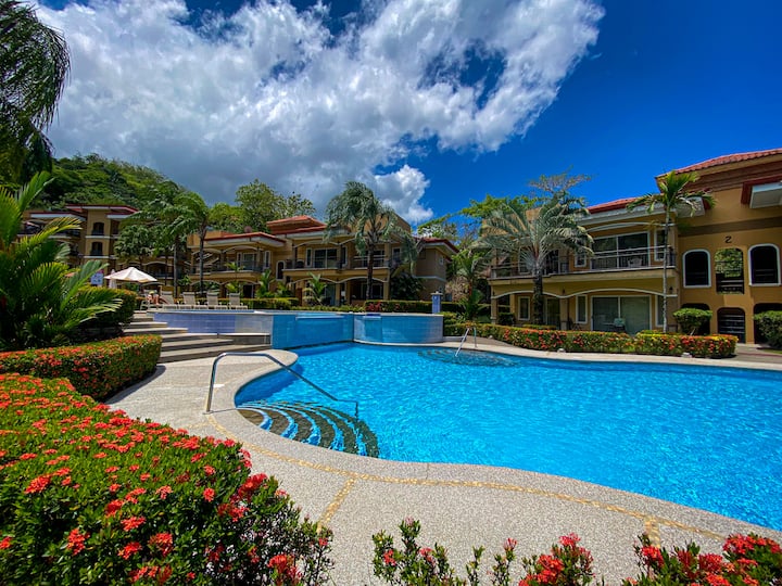 Spacious Condo W/ Pool View - Playa Herradura