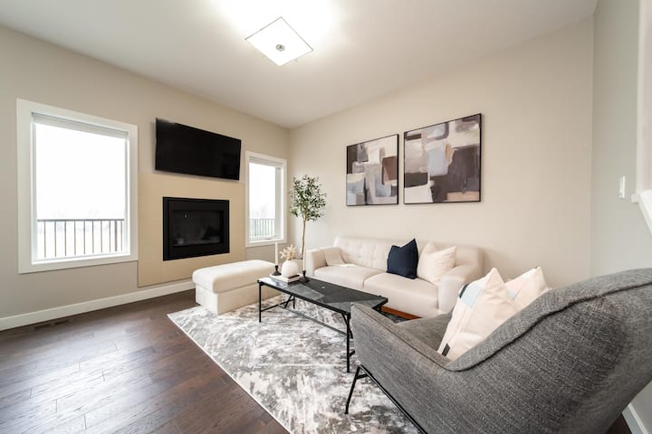 Serene & Cozy Getaway ~ Balcony ~ Jacuzzi ~Parking - Edmonton