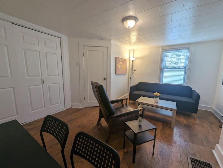 Cozy 2 Bed/1 Bath Townhouse - Pittsburgh, PA