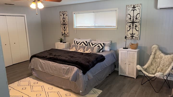 Midtown Pad, 4/2 With 2 Kitchens, 2 Living Rooms - Tallahassee, FL