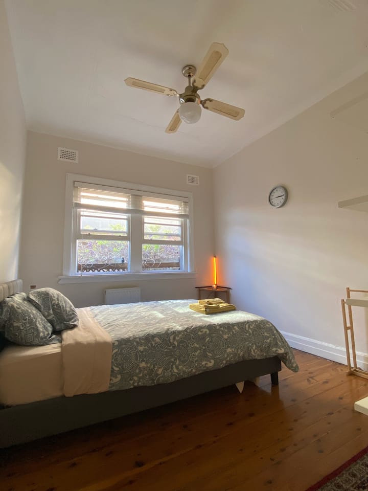 Comfortable Bedroom Minutes From The Beach ! - Sydney
