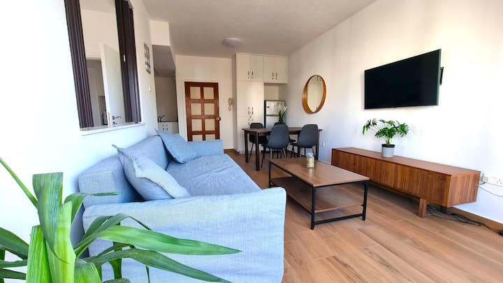 Sea View Apt - 2 Min Walk To The Beach + 200mbit - Larnaca