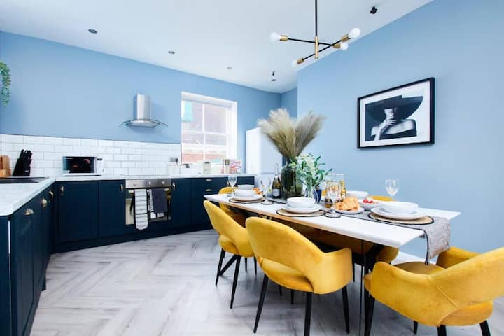 Sleek 3 Bedroom Abode In Whitby With Harbour Views - Whitby