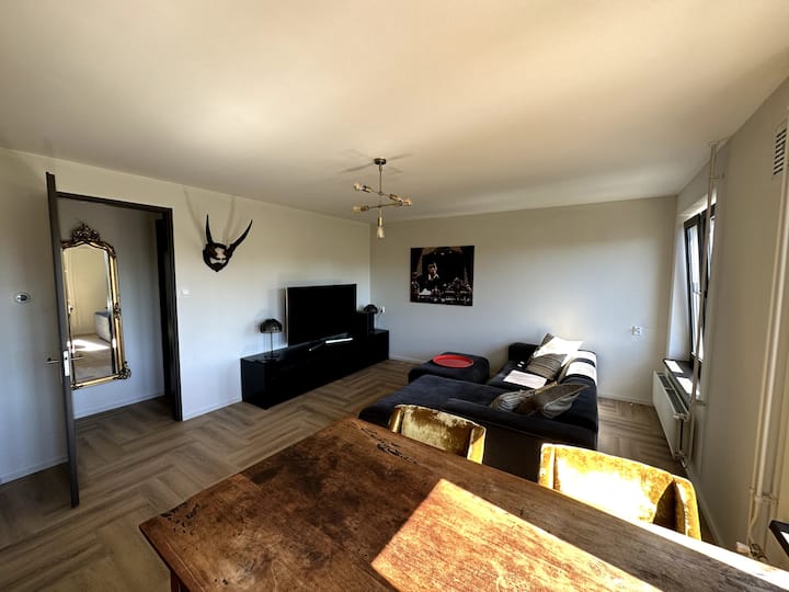 Lovely Renovated Apartment On The Canal - 암스텔벤