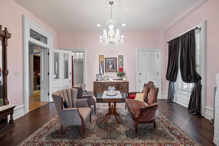 Romantic Room In Victorian Mansion(hannah-matilda) - Toledo, OH