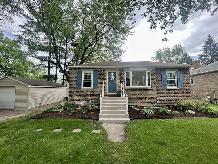 Coastal Escape:your Relaxing Beach Getaway Awaits - Stevensville, MI