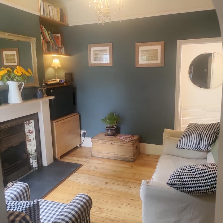 2-bed Flat, Poets Corner, Acton - Londra