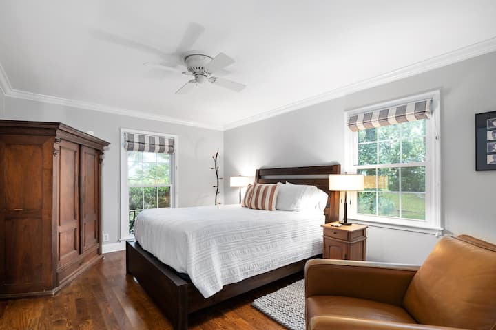 Oakwood Retreat—spacious And Peaceful -
