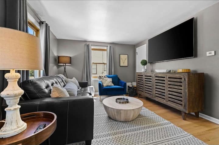 Modern Comfort -Just A Short Walk To Lambeau - Green Bay, WI