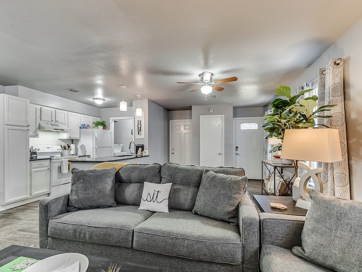 Well Appointed Norman Bungalow - 노먼