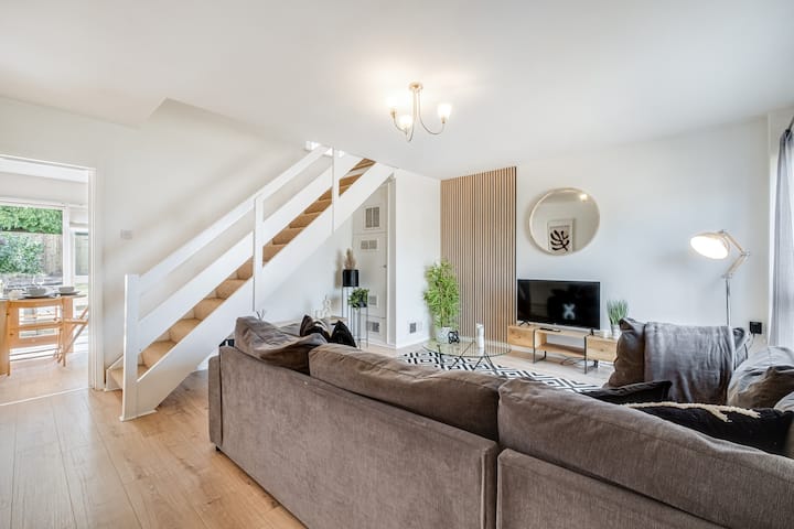 Spacious Home Away From Home. Free Parking. - Northampton
