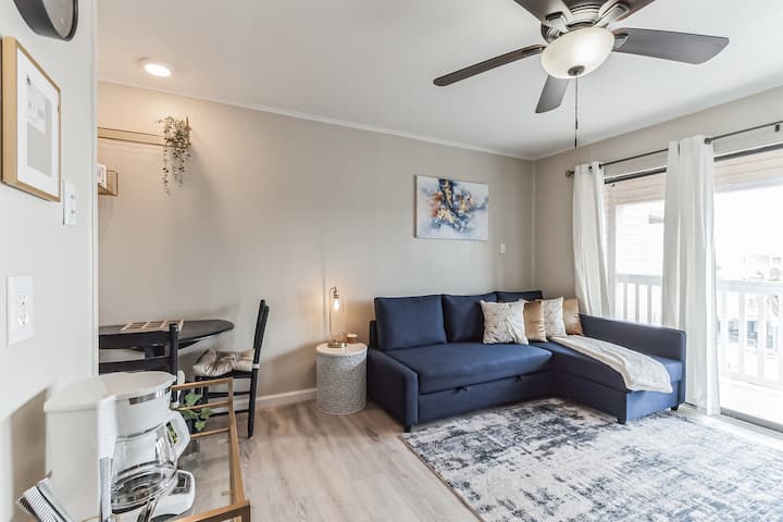Captains Quarters Beachside Condo - Corpus Christi, TX