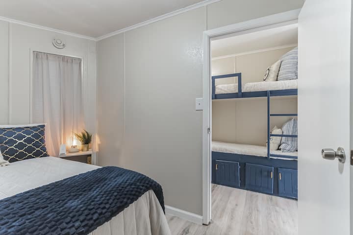 Captains Quarters Beachside Condo - Corpus Christi, TX