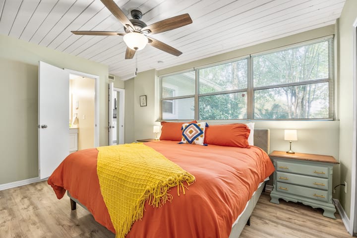 Mid-century Gem 4bd With Breakfast Bar - Jacksonville