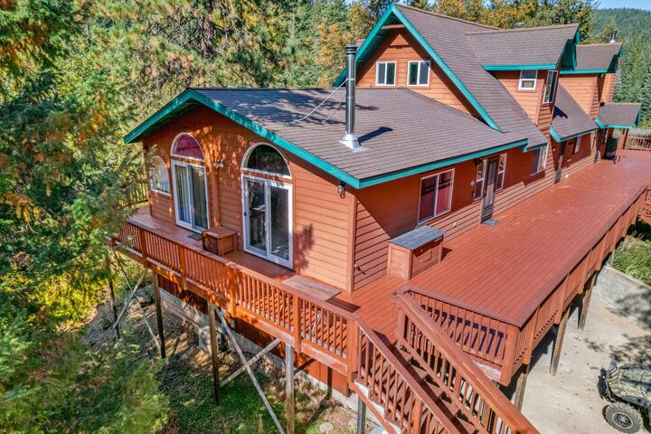 Eagles Rest Treehouse With Private Trail System - McCloud, CA