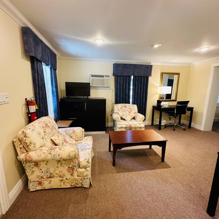 Cozy Jacuzzi Cottage - Gananoque